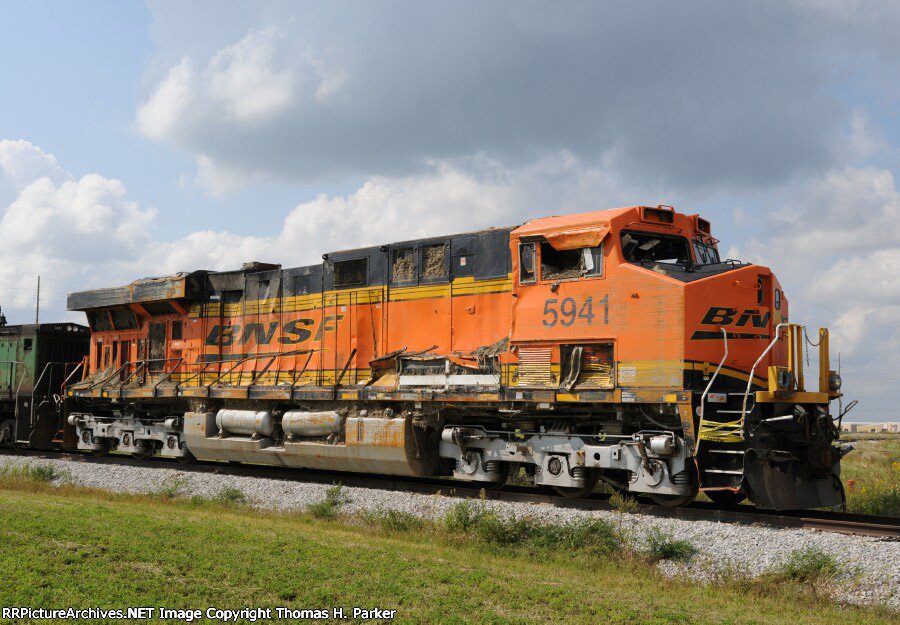 BNSF 5941 ES44AC